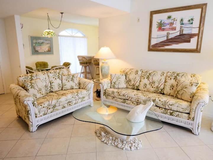 Captain's Bay Condo That Sleeps 8 - Fort Myers Beach, FL