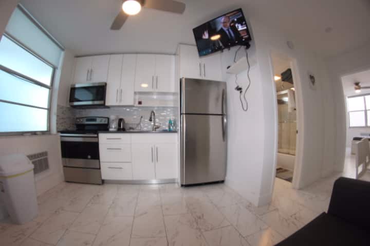 Location!!! Location !!! Free Parking !!! - - - - Miami Beach