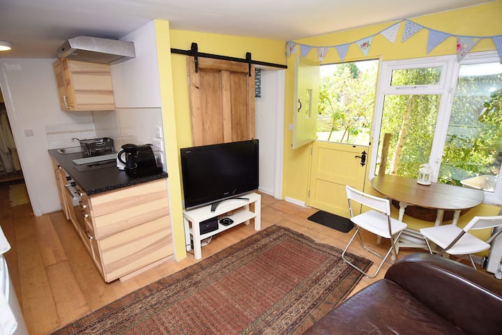 Charming Holiday Home In The Lovely Cotswold Hillside Village Of France Lynch. - Cotswolds