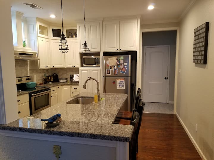 Broadway St Bungalow - Near Ft Leavenworth - Leavenworth, KS