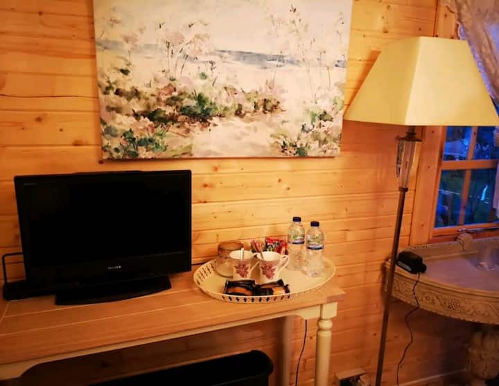 Cute Tranquil Summerhouse, Pool And Breakfast - Isle of Wight