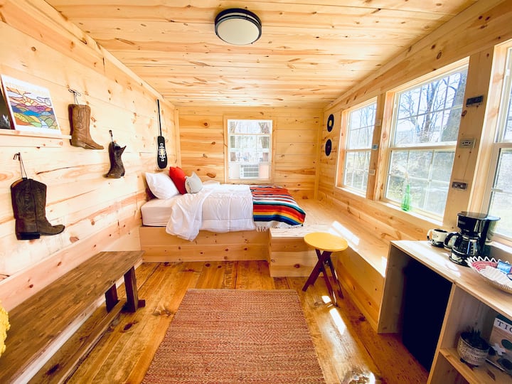 Stompin' & Hollerin' Tiny Hut Glamping - Cave Run Lake, Salt Lick