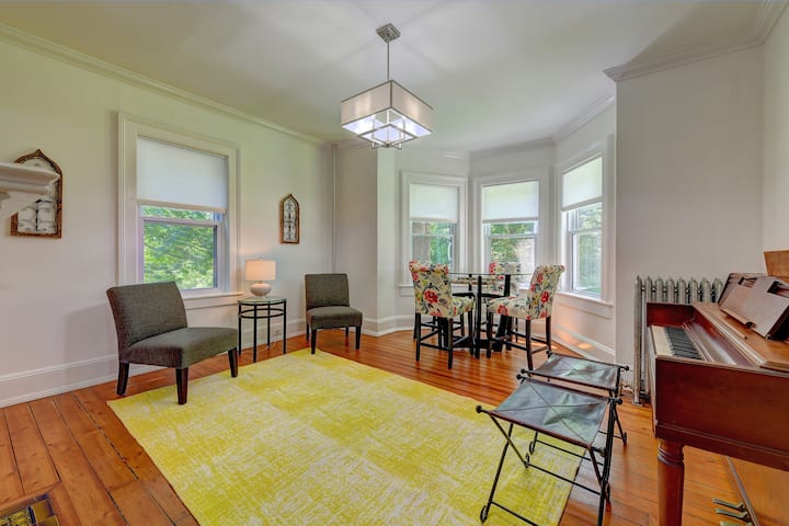 Charming 3-br Colonial House In Downtown Lenox - Lenox, MA