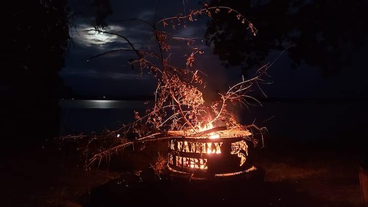 Classic Cozy Cottage 3 Bedroom, Four Double Beds - Napanee