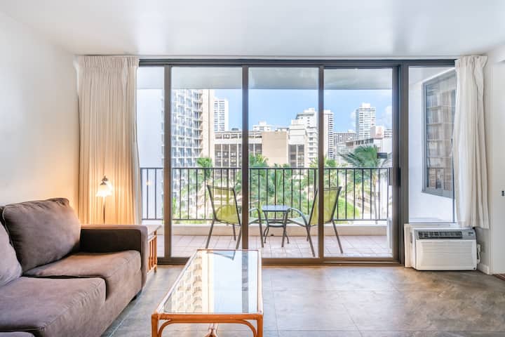 Light & Airy 8th Floor Ocean View, Free Parking! - Honolulu, HI