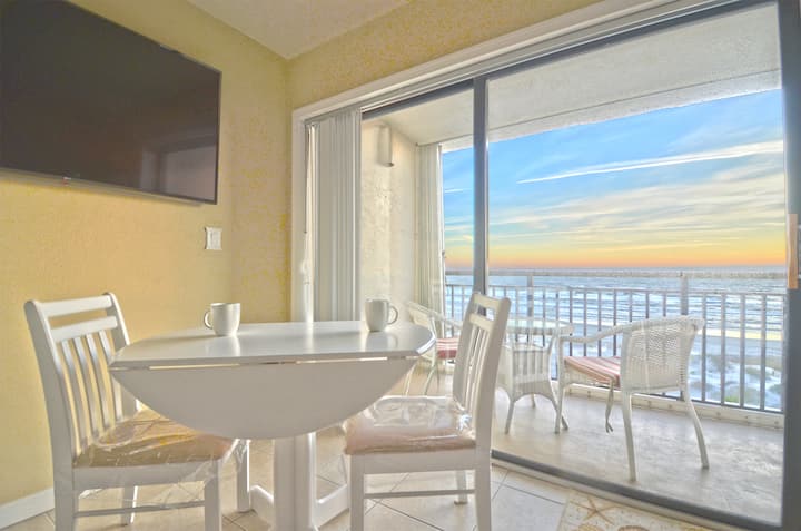 Oceanfront Top Floor 1 Br Condo - 180° Beach Views - Crescent Beach, FL