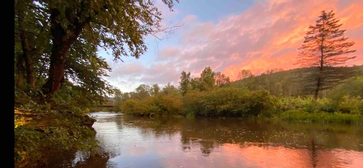 Riverfront! Swim, Fish, Hot Tub & Game Barn. - Margaretville, NY