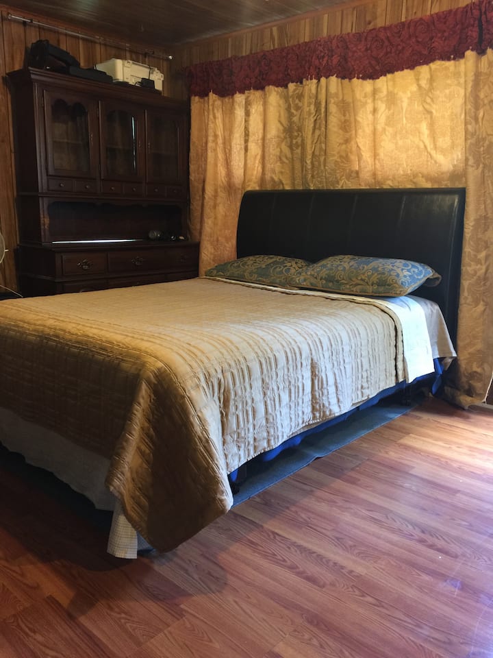 2483 Big Bedroom With Big Deck  Private Entrance - Pontiac, MI