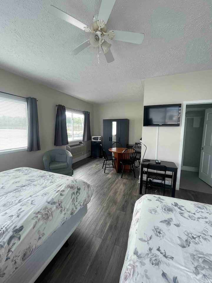 Floating Suite On Georgian Bay: Captain's Room - Midland