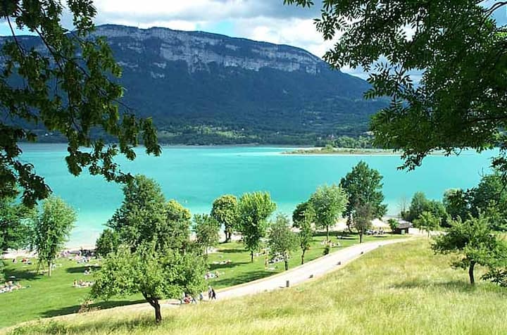 Une Pause Au Bord Du Lac, Seul Ou à Deux - Lac d'Aiguebelette