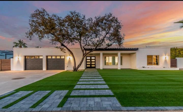 Modern Top Gun House In Arrowhead District. - Glendale, AZ