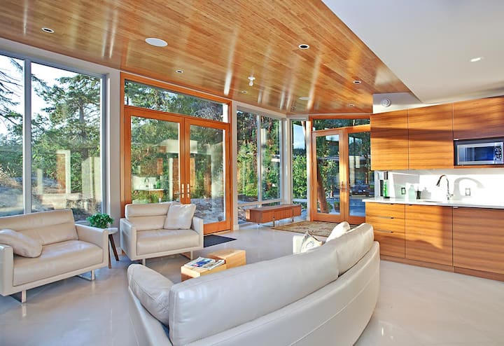 Spectacular Oceanfront B&b - Beachcomber Suite - Sechelt