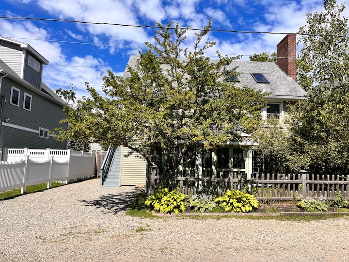 Steps To Long Sands Beach.
Private-spacious - Maine