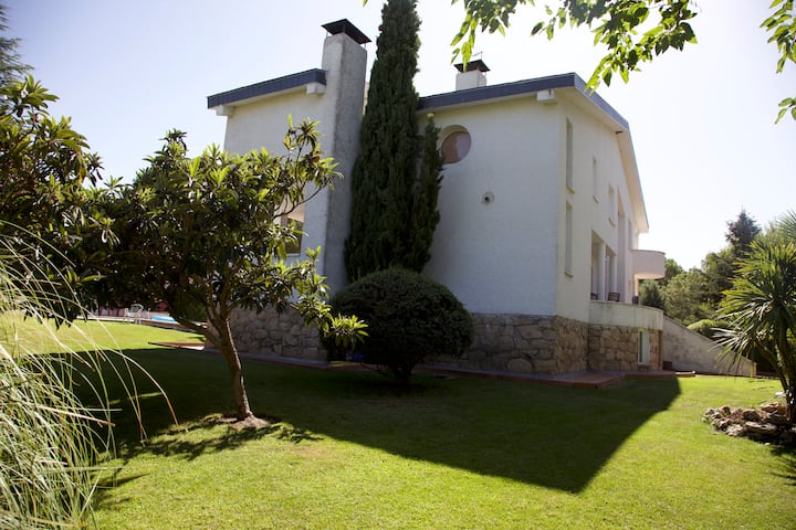 Chalet Residencia Con Gran Jardín Y Piscina - Villaviciosa de Odón