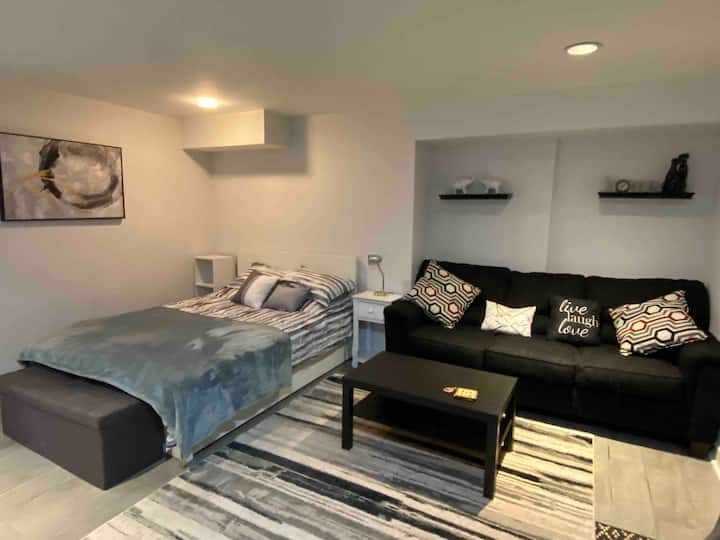 Basement With Private Entrance - 페어팍스