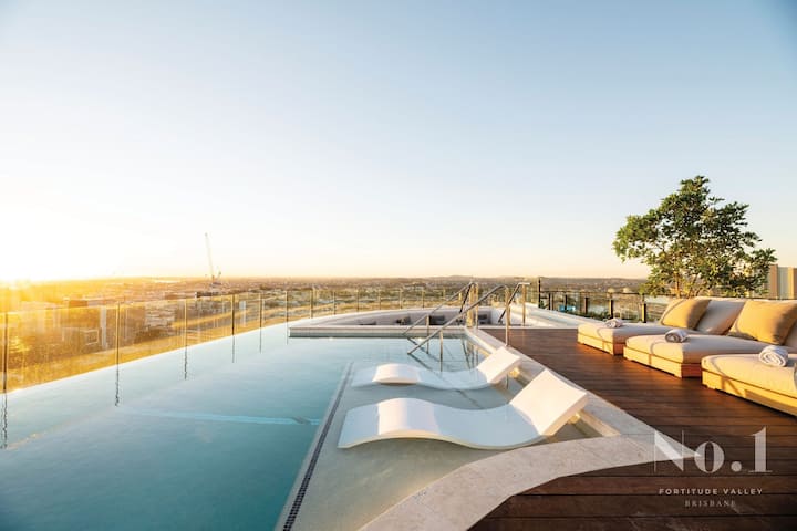 Stunning City Views + Brisbane's Best Rooftop Pool - Balmoral