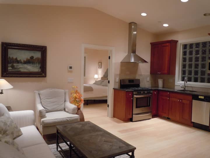 One Bedroom View Mother-in-law Apt - Kirkland, WA