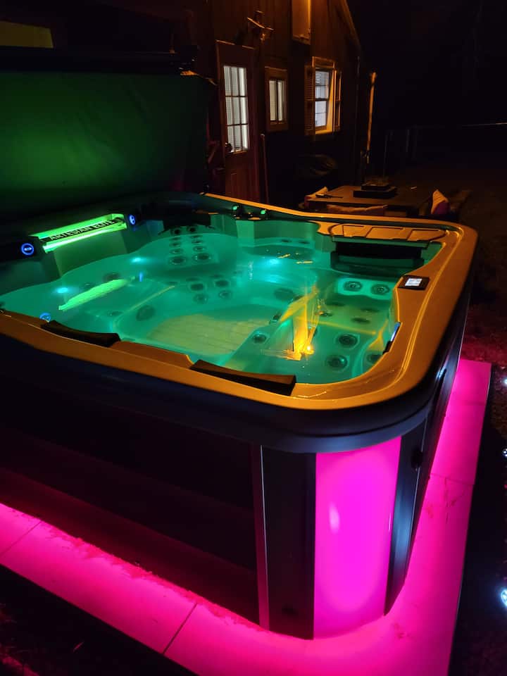 The White House W/ Hot Tub Outdoor Tv  Fenced Yard - Portage Lakes State Park, Akron