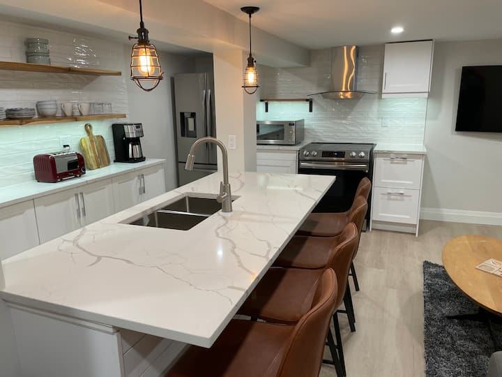 1 Bed Lower  Apartment! Walk Everywhere And Ocean! - Halifax, NS, Canadá
