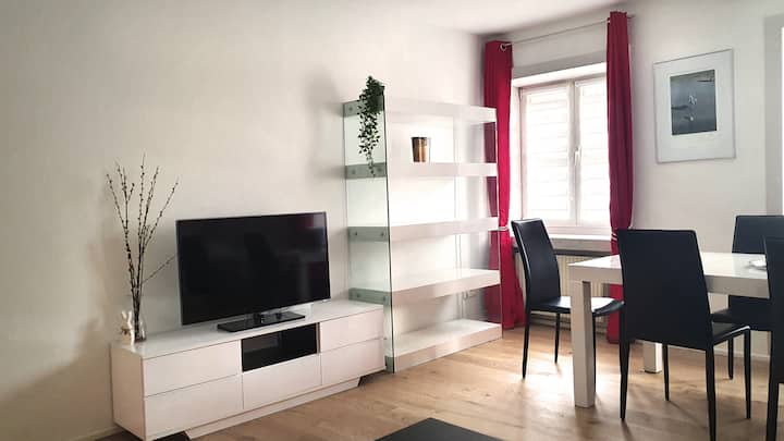 Zentrale Und Helle 2-zimmer Wohnung In Schwabing - München