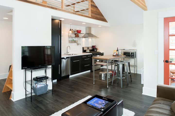 Seattle Urban-chic Studio Cottage - Seattle, WA
