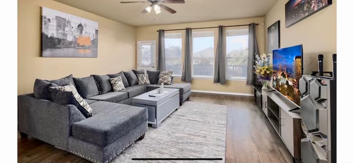 Home Near Seaworld San Antonio - San Antonio, TX