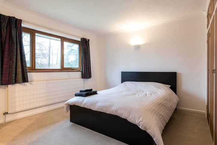2 Kings Size Rooms In A Beautiful Home - Crawley
