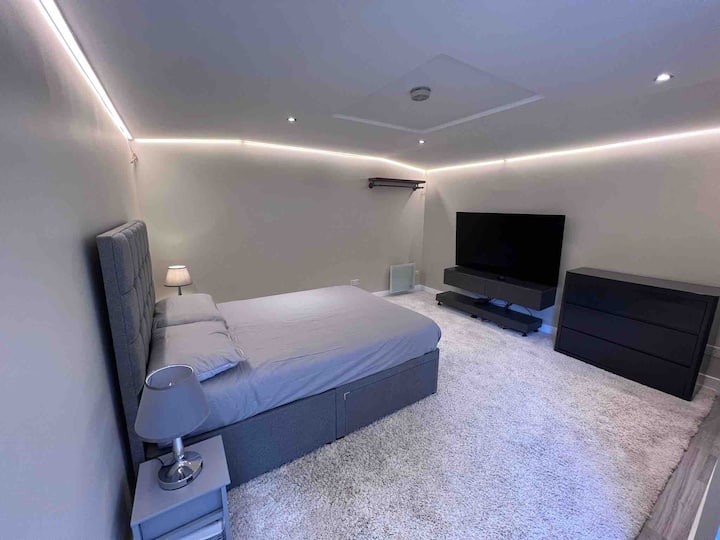 Self Contained Unit - Crawley