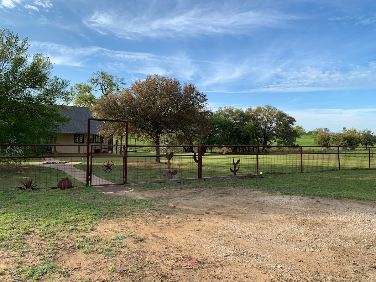 Rustic&Relaxing Country Home w/ fenced 1 acre Yard - Houses for Rent in ...