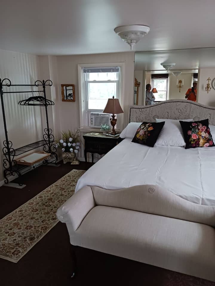 The Tea Room Suite Queen Size Bed, Private Bath. - Scranton, PA