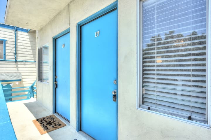 Bright Beachside Bungalow Next To Boardwalk-c17 - Marina del Rey, CA