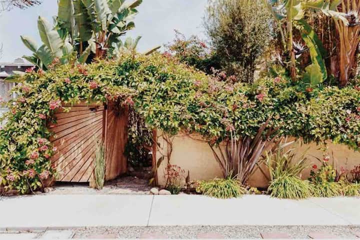 West La 2 Bdrm Spanish Cottage Home, Gated Yard - Culver City, CA