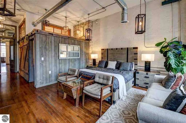 Downtown Luxury Traverse City Loft On State Street - Traverse City, MI