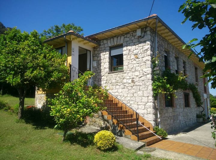 Casa De Piedra / La Maison De Pierre - Santa Cruz de Bezana