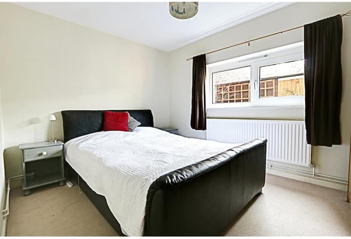 Entire Flat Mins To Town Center & London Transport - Uxbridge
