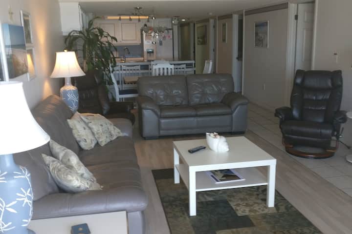 Beautiful Beachfront Property (#102) Pool Open! - Madeira Beach, FL