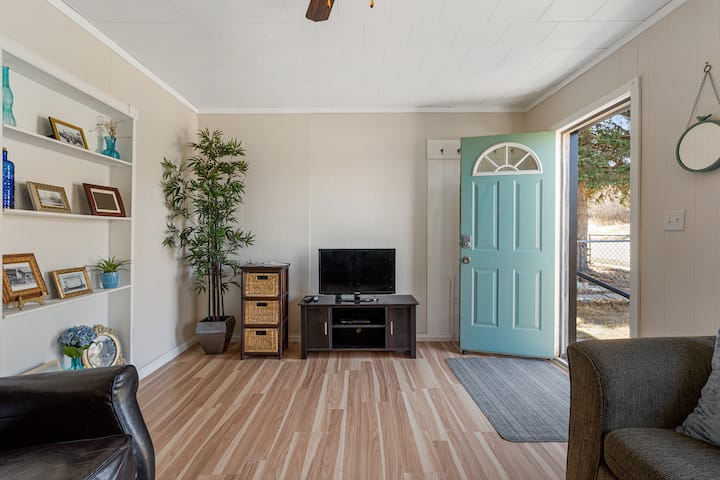 Cozy Cottage In The Valley - Drumheller