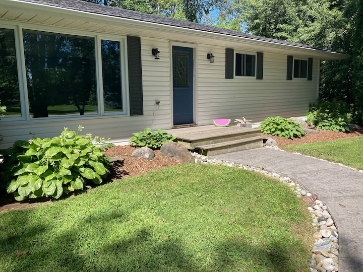 Cheerful 3 Bedroom Bungalow - Meaford