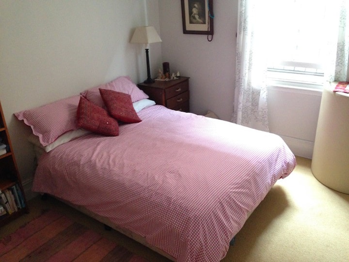 Cosy Room  In Quaint Semi - Newcastle