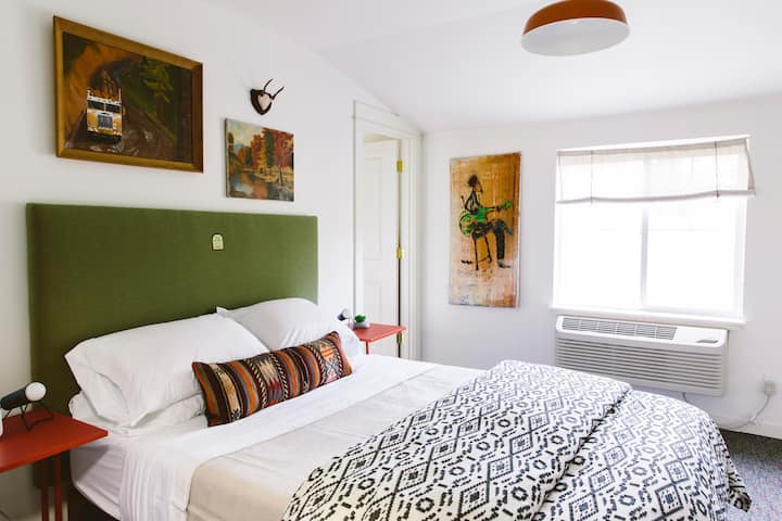 Lodge 902 Downtown : Room 4: Queen: 2nd Floor - Hood River