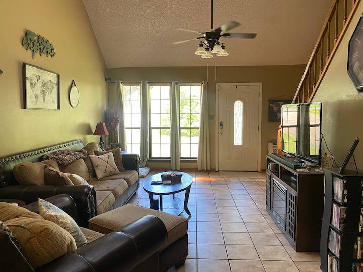 Spacious Bedroom In Quiet Subdivision - West Monroe, LA