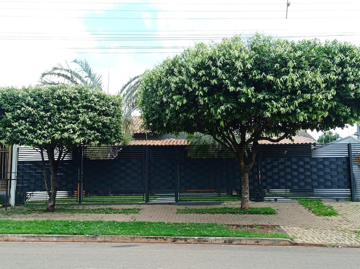 Casa Inteira! Espaçosa! Localização Privilegiada! - Bonito