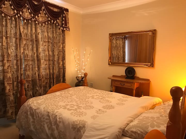 Sophisticated & Stylish Bedroom + Free Parking - Galway