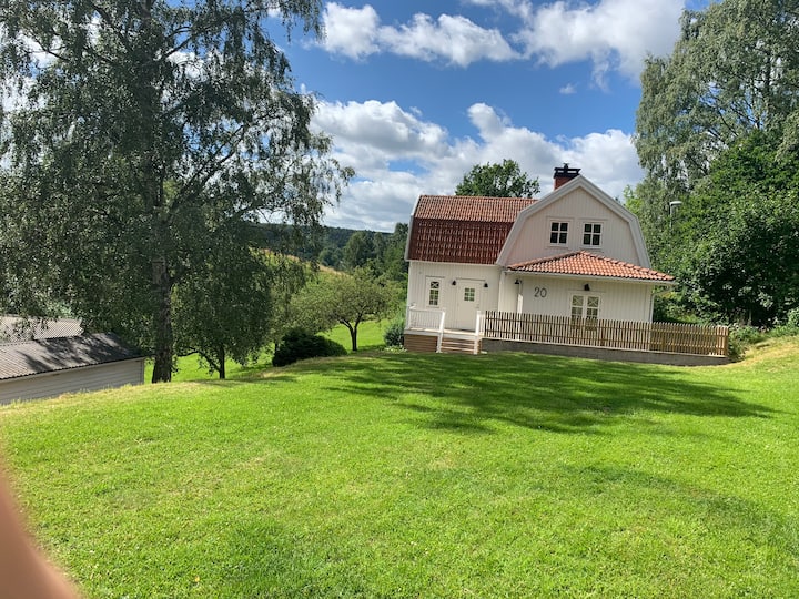 Privat Villa Med Unikt Läge - Skövde