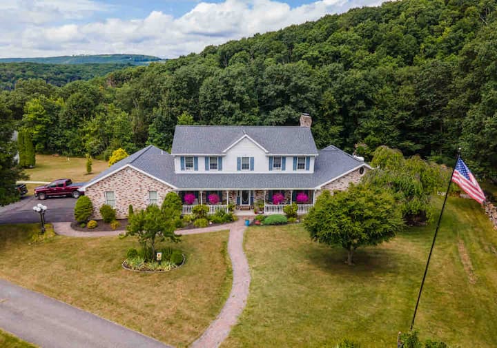 Poconoasis Spacious House / Jim Thorpe - Jim Thorpe, PA