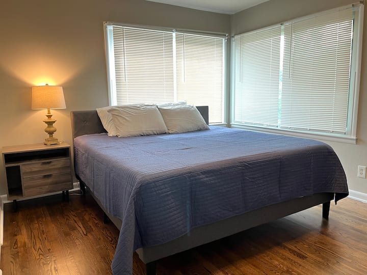 Comfy King Bed, Full House By Retail. No Stairs - Paradise Park, Lee's Summit