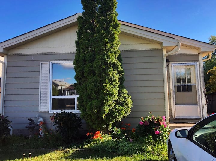 *3 Minutes From West Edmonton Mall* Cozy Bungalow - Edmonton