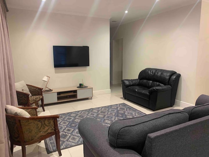 Comfortable Home With Pool In Rondebosch East - Claremont