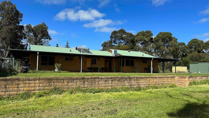 Idyllic, Close To City, 5 Bedrooms - Albany