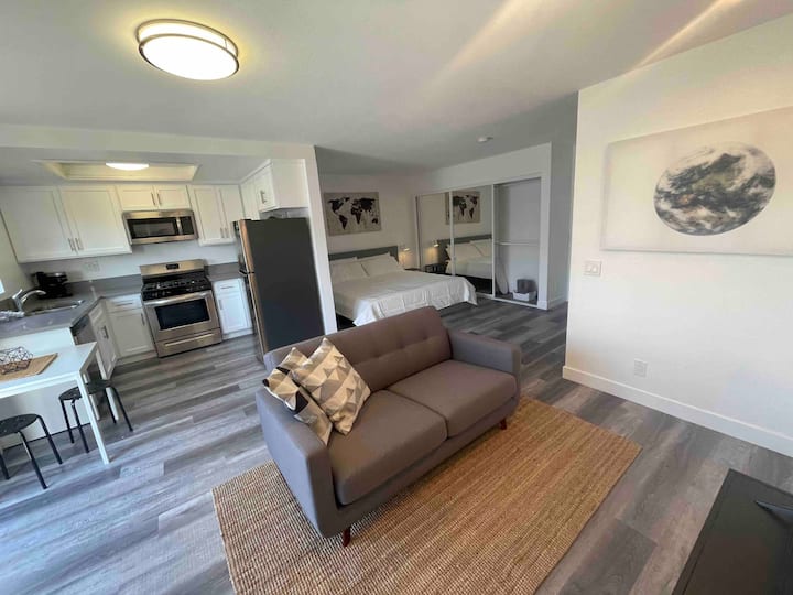 Bright Studio W/ Fireplace, Balcony And Amenities - West Hollywood